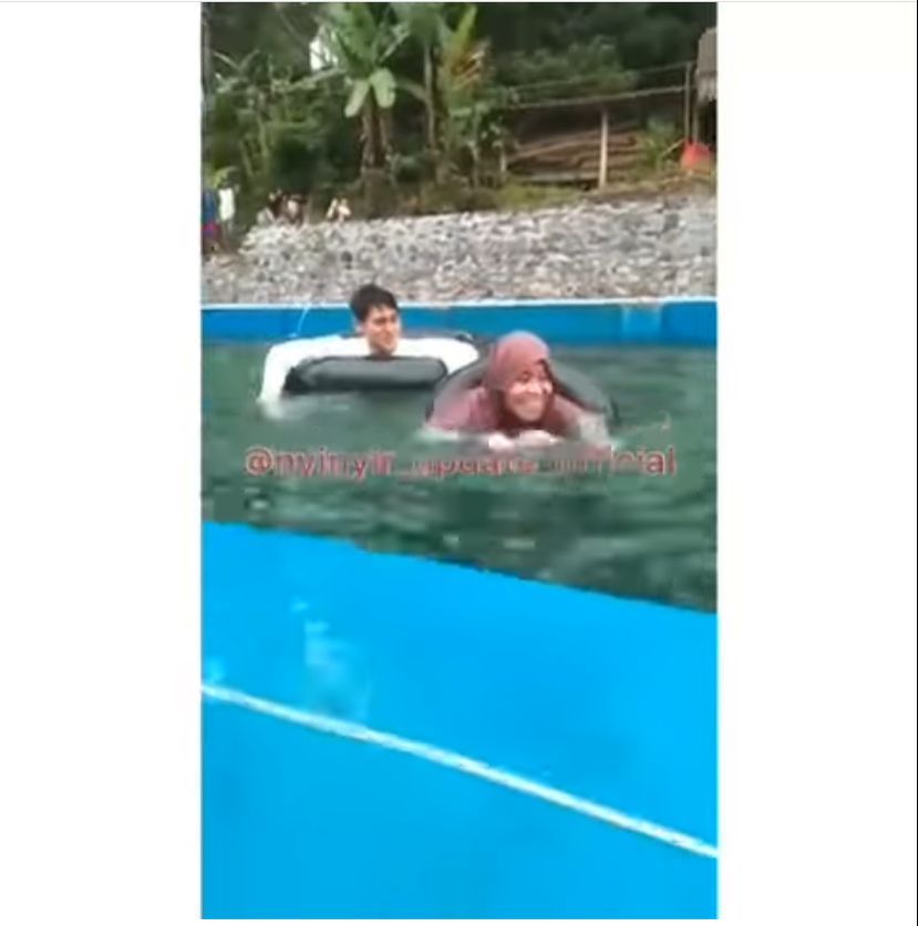 7 Potret Lesti-Billar Pamer Kemesraan di Kolam Renang Umum, Ditonton Warga