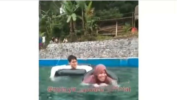 Kemesraan Lesti Kejora dan Rizky Billar Saat Berenang Disebut Pencitraan Kemesraan Lesti Kejora dan Rizky Billar Saat Berenang Disebut Pencitraan