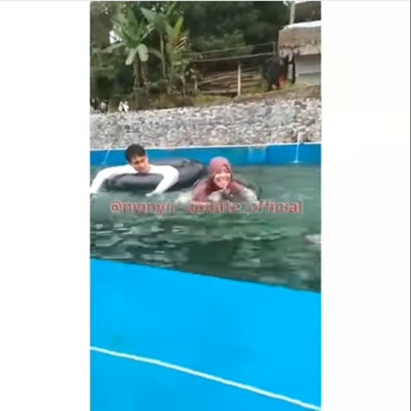 7 Potret Lesti-Billar Pamer Kemesraan di Kolam Renang Umum, Ditonton Warga