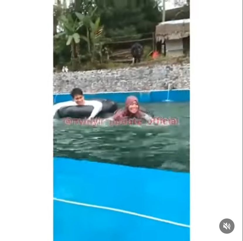 7 Potret Lesti-Billar Pamer Kemesraan di Kolam Renang Umum, Ditonton Warga