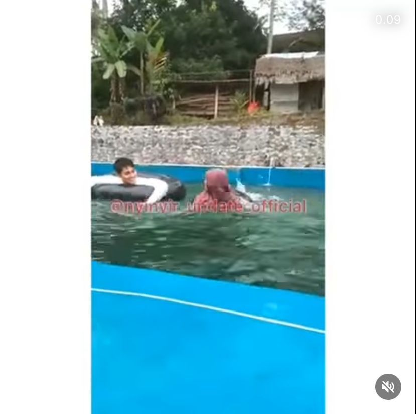 7 Potret Lesti-Billar Pamer Kemesraan di Kolam Renang Umum, Ditonton Warga