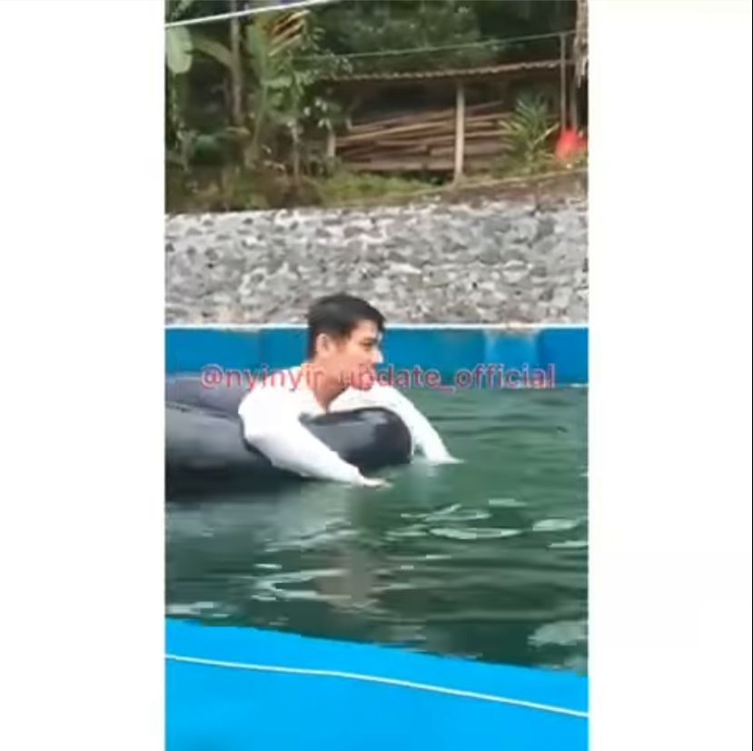 7 Potret Lesti-Billar Pamer Kemesraan di Kolam Renang Umum, Ditonton Warga