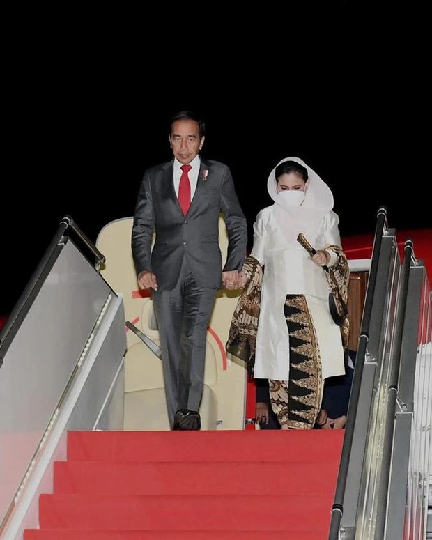 A Look Back At The Elegant Style Of Mrs Iriana Wearing A White Kebaya a-look-back-at-the-elegant-style-of-mrs-iriana-wearing-a-white-kebaya