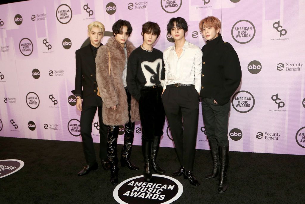 Sederet Selebriti Busana Terbaik di American Music Awards 2022 - Halaman 2