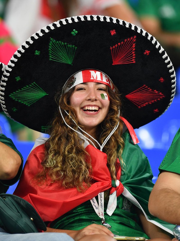 Bertopi Sombrero, Begini Gaya Suporter Cantik Meksiko