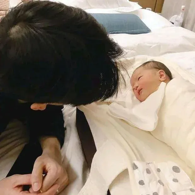 Fakta di Balik Foto Diduga Anak Hyun Bin dan Son Ye Jin yang Beredar di ... Fakta di Balik Foto Diduga Anak Hyun Bin dan Son Ye Jin yang Beredar di ...