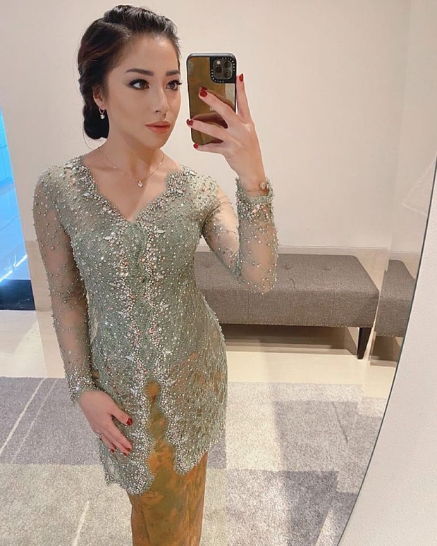 Inspirasi Busana Kebaya Kondangan Modern ala Nikita Willy