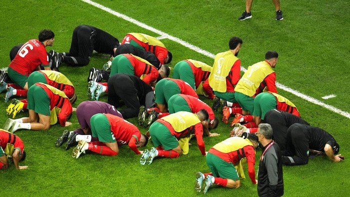 Momen Timnas Maroko Sujud Syukur Rayakan Kemenangan Atas Spanyol Momen Timnas Maroko Sujud Syukur Rayakan Kemenangan Atas Spanyol