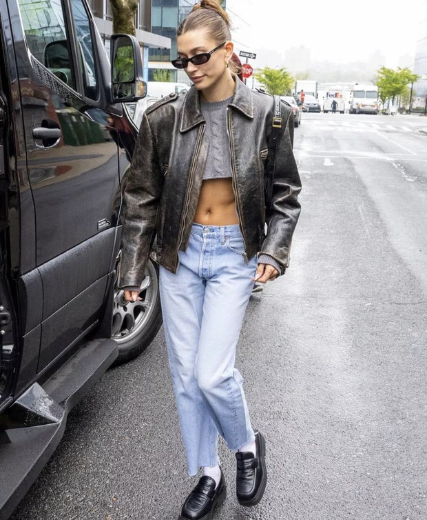 Sontek Gaya Hailey Bieber Mix & Match Jaket Kulit Hitam untuk OOTD ...