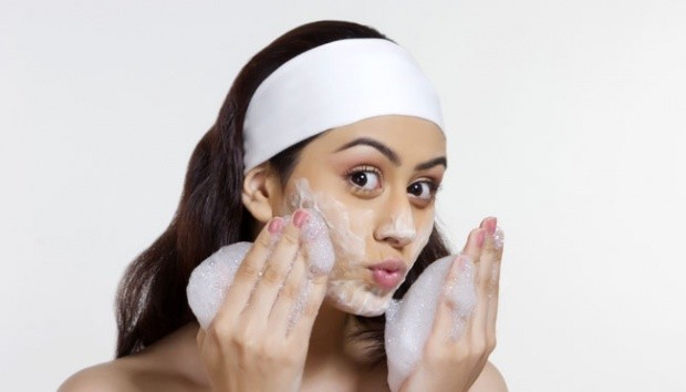 3 Rutinitas Kecantikan Di Malam Hari Yang Bikin Kulit Glowing Maksimal