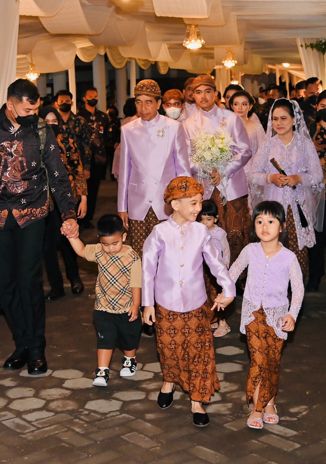 Potret Panembahan Al Nahyan Cucu Jokowi di Pernikahan Kaesang-Erina Potret Panembahan Al Nahyan Cucu Jokowi di Pernikahan Kaesang-Erina
