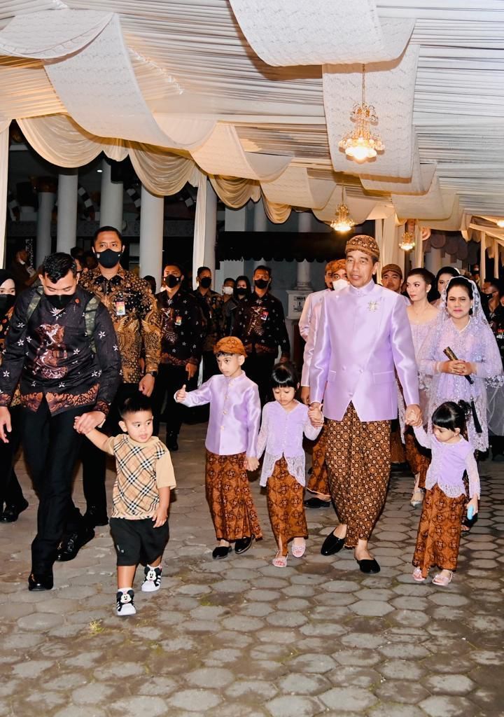 Potret Panembahan Al Nahyan Cucu Jokowi di Pernikahan Kaesang-Erina Potret Panembahan Al Nahyan Cucu Jokowi di Pernikahan Kaesang-Erina