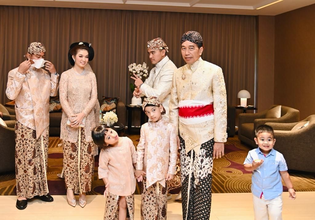 Potret Panembahan Al Nahyan Cucu Jokowi di Pernikahan Kaesang-Erina Potret Panembahan Al Nahyan Cucu Jokowi di Pernikahan Kaesang-Erina