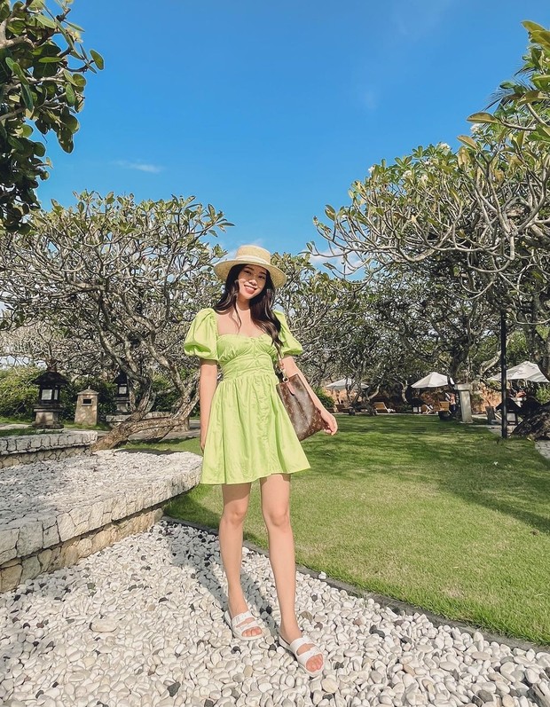 5 Inspirasi Outfit ke Pantai Ala Molita Lin, Fresh dan Instagramable!