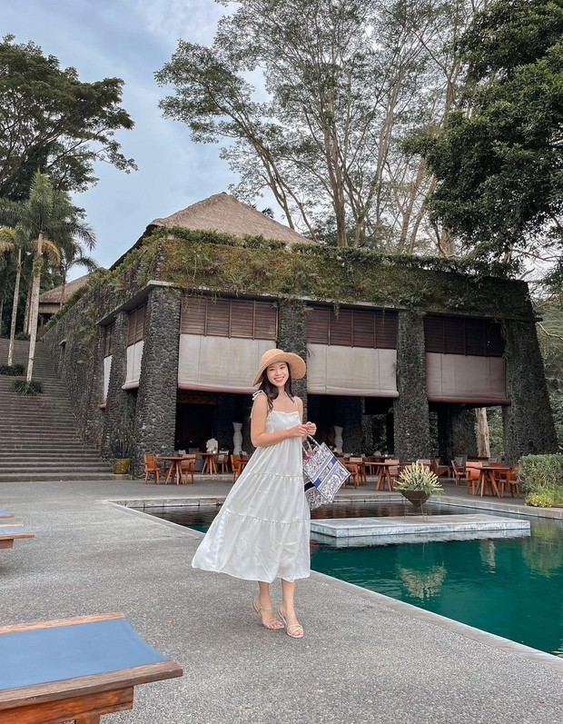 5 Inspirasi Outfit ke Pantai Ala Molita Lin, Fresh dan Instagramable!