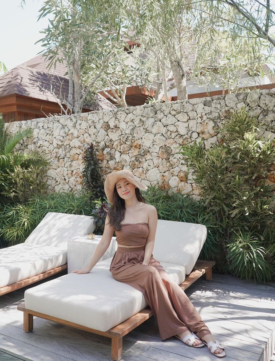 5 Inspirasi Outfit ke Pantai Ala Molita Lin, Fresh dan Instagramable!