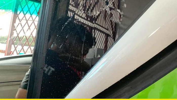 Foto-foto Bus Timnas Thailand Dirusak Suporter Timnas Indonesia