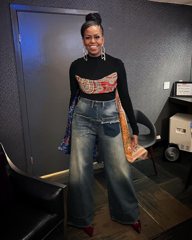 Modis dan Awet Muda! Intip Gaya Michelle Obama Selama Tur Buku "The ...