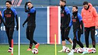 Viral Tatapan Sinis Adik Mbappe saat Sambut Messi di PSG