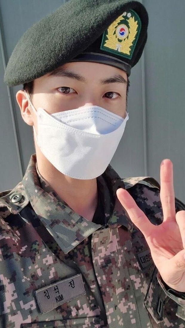 Bagikan foto gagah pakai seragam, begini kabar Jin BTS usai jalani wamil. Bagikan foto gagah pakai seragam, begini kabar Jin BTS usai jalani wamil.
