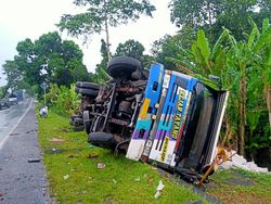 Berita dan Informasi Truk terguling di tabanan Terkini dan Terbaru Hari ini - detikcom