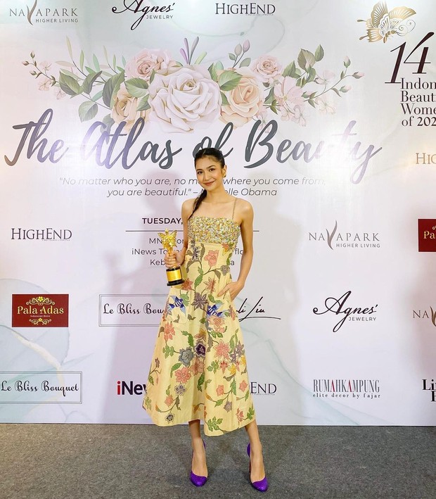 Intip Transformasi Gaya Mikha Tambayong dari Masa Remaja hingga Kini Jadi Istri Deva Mahenra