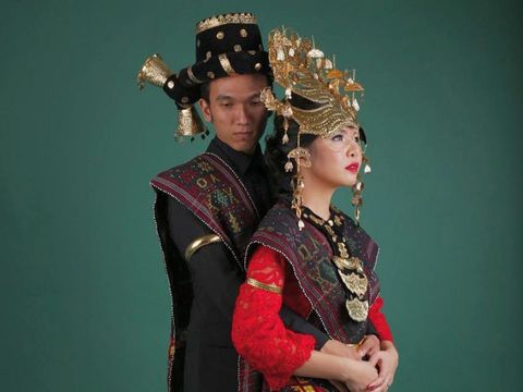 8 Pakaian Adat di Sumatera Utara, Penuh Makna dan Bersahaja