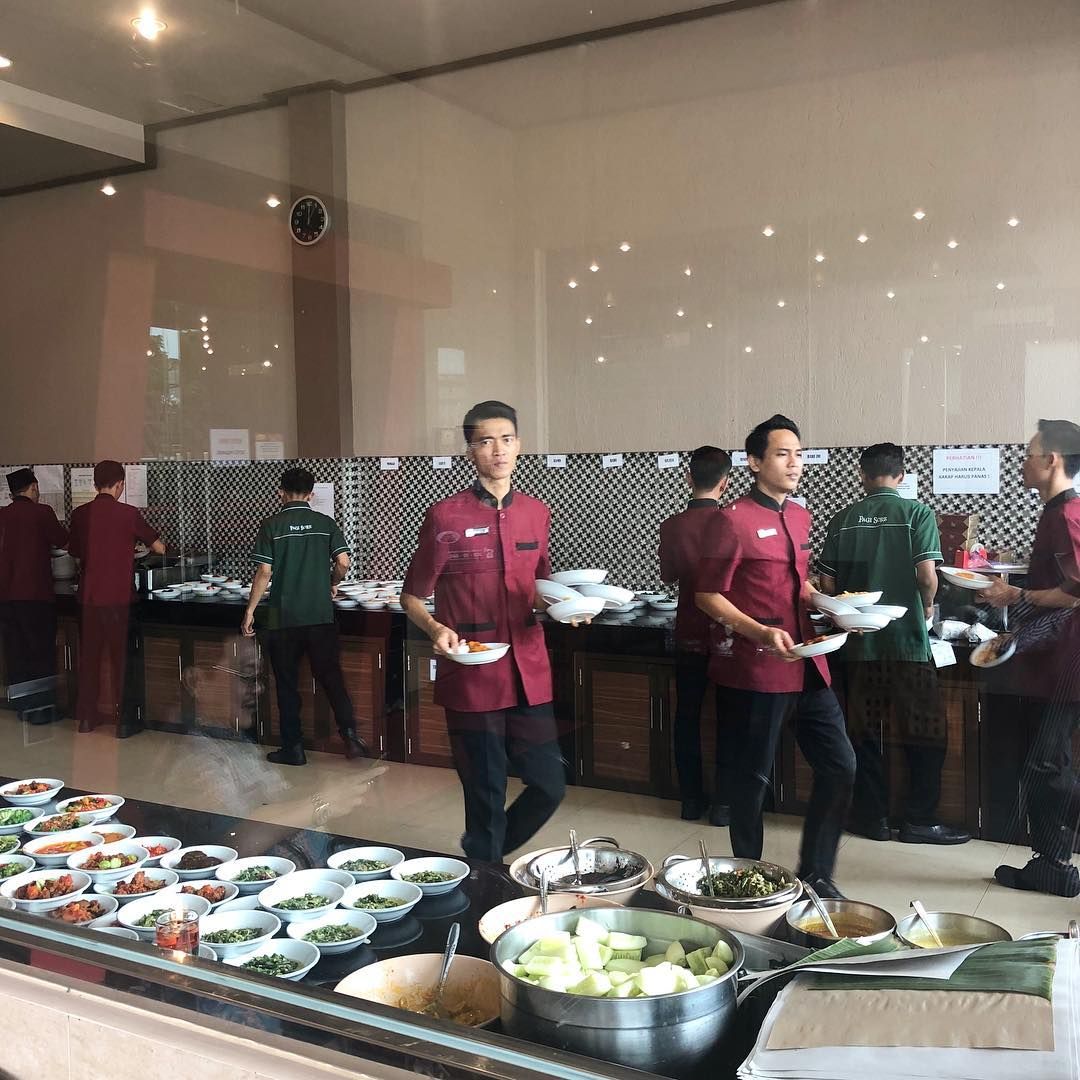 Terkenal Mewah Dan Rasanya Enak Ternyata Ini Pemilik Rumah Makan Padang Pagi Sore Yang Populer