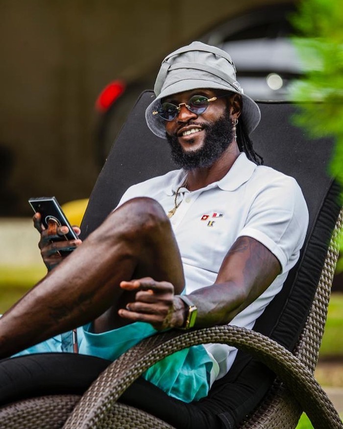 Gaya Glamor Masa Tua Adebayor