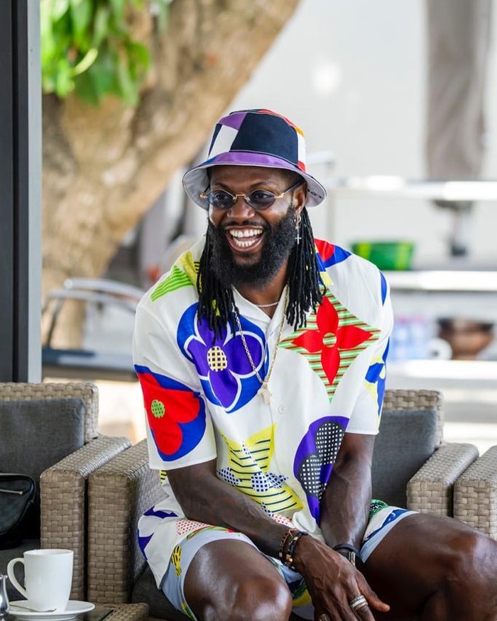 Gaya Glamor Masa Tua Adebayor