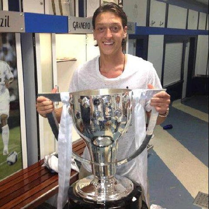 Deretan Trofi Mesut Oezil