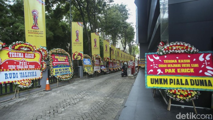 Piala Dunia U-20 Indonesia Batal, Karangan Bunga 'Duka' Penuhi GBK Arena