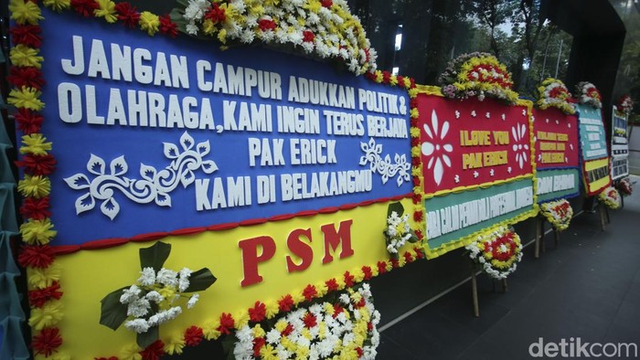 Piala Dunia U-20 Indonesia Batal, Karangan Bunga 'Duka' Penuhi GBK Arena