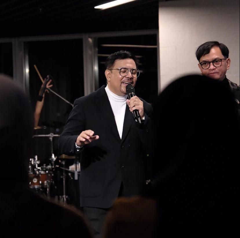 8 Foto Kenangan Carlo Saba Manggung Terakhir Bareng Kahitna Sebelum ...