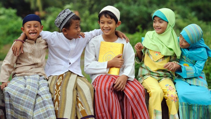 7 Adab Berteman Menurut Islam, Perhatikan Ya!