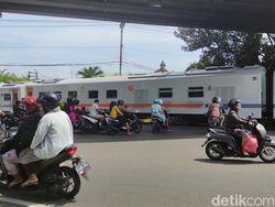 Berita dan Informasi Bus tni terobos palang pintu perlintasan ka ...