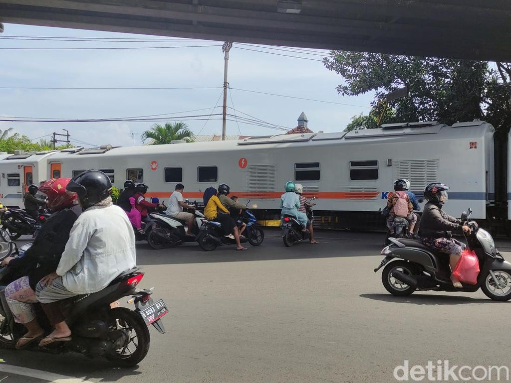 Berita dan Informasi Bus tni terobos palang pintu perlintasan ka ... Berita dan Informasi Bus tni terobos palang pintu perlintasan ka ...