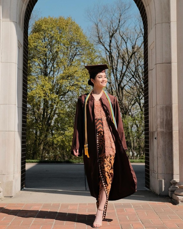 Kebaya Wisuda Ala Yoriko Angeline Simpel Tapi Elegan
