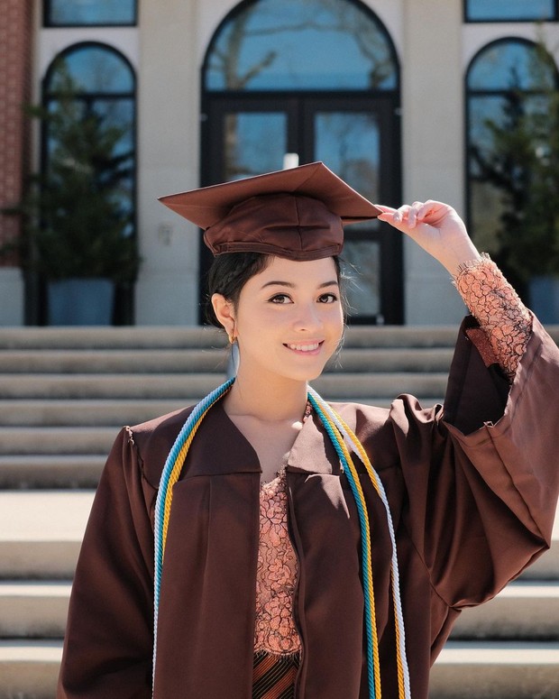 Kebaya Wisuda Ala Yoriko Angeline Simpel Tapi Elegan