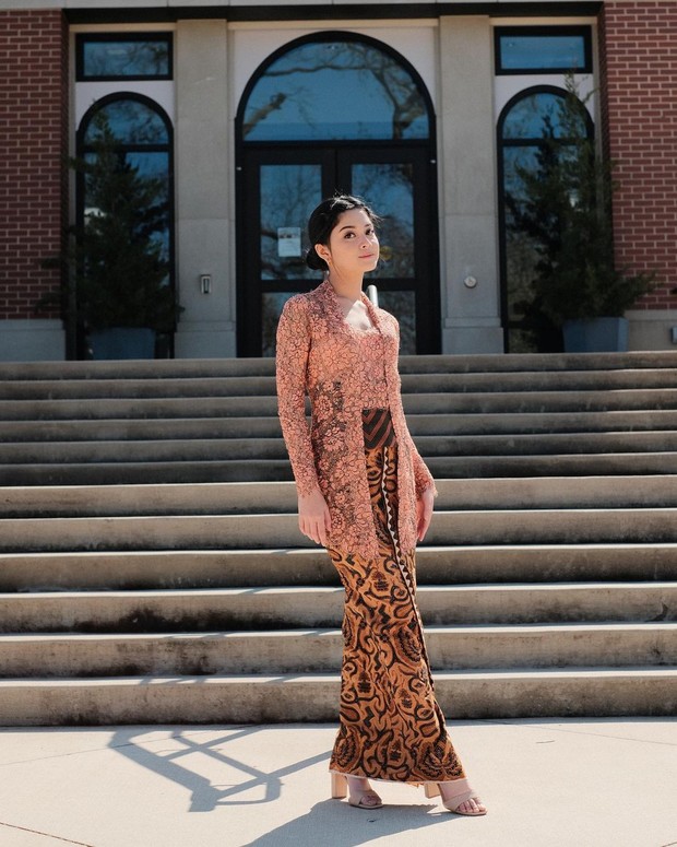 Kebaya Wisuda Ala Yoriko Angeline Simpel Tapi Elegan