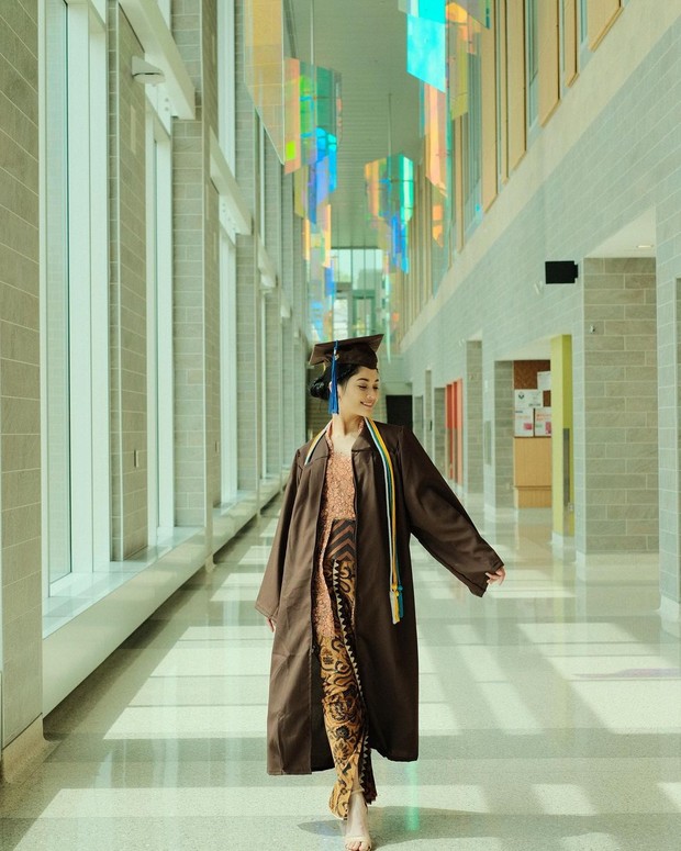 Kebaya Wisuda Ala Yoriko Angeline Simpel Tapi Elegan