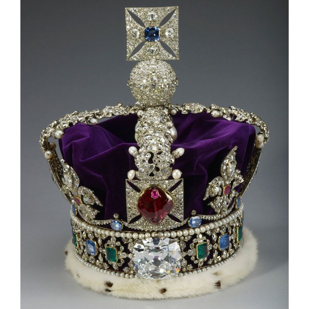Kenakan 2 Koleksi Mahkota Paling Tua, Ini Fakta Menarik Mahkota Raja ...