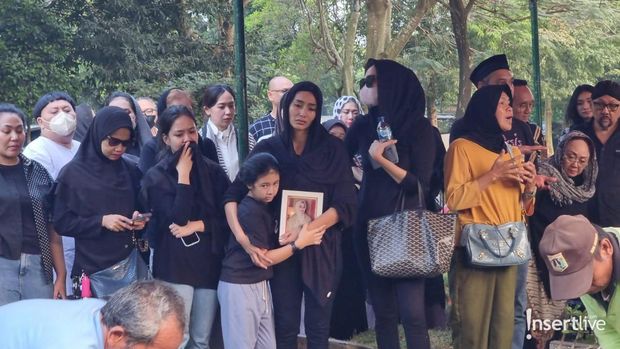 8 Momen Pemakaman Ibunda Tyas Mirasih, Penuh Linangan Air Mata 8 Momen Pemakaman Ibunda Tyas Mirasih, Penuh Linangan Air Mata