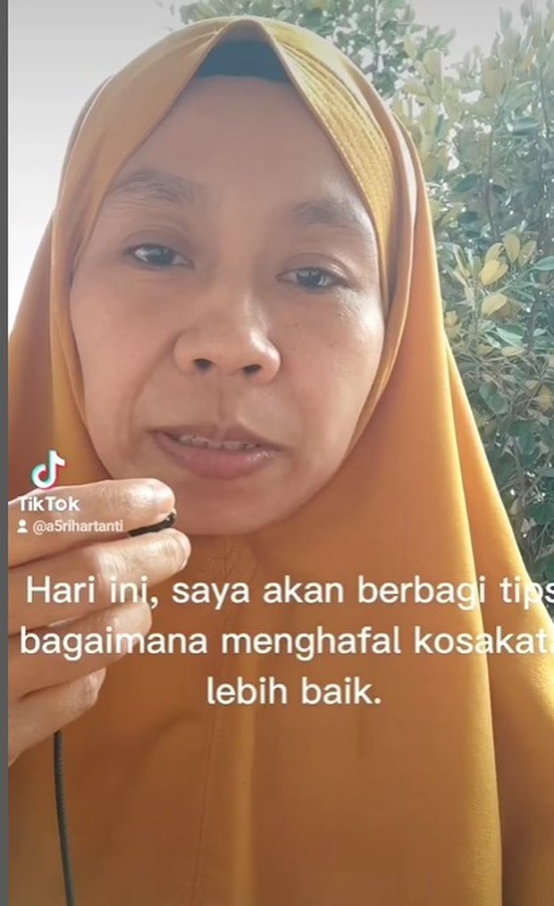 4 Fakta Menarik Sosok Asri Hartanti, Ibu yang Viral di TikTok Saat Ajari Anaknya Bahasa Inggris