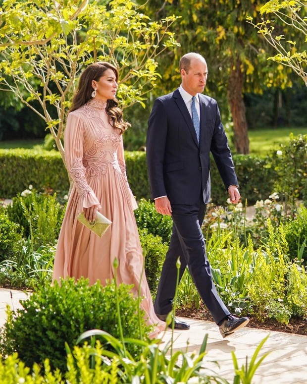 Anggun hingga Formal, 4 Gaya Kate Middleton Saat Kenakan Busana Serba Pink