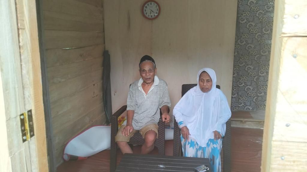 Saling Menopang, Pasutri Renta Hidup Sebatang Kara di Gubuk Tengah ...