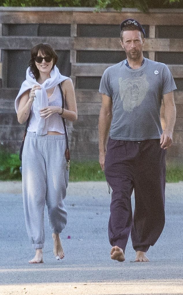 7 Potret Kebucinan Chris Martin Dengan Dakota Johnson Sang Kekasih Jarang Tersorot