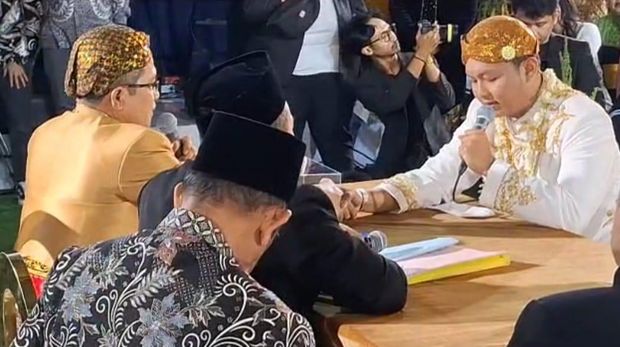 7 Foto Bahagia Pernikahan Denny Caknan & Bella Bonita Dihadiri Keluarga ...