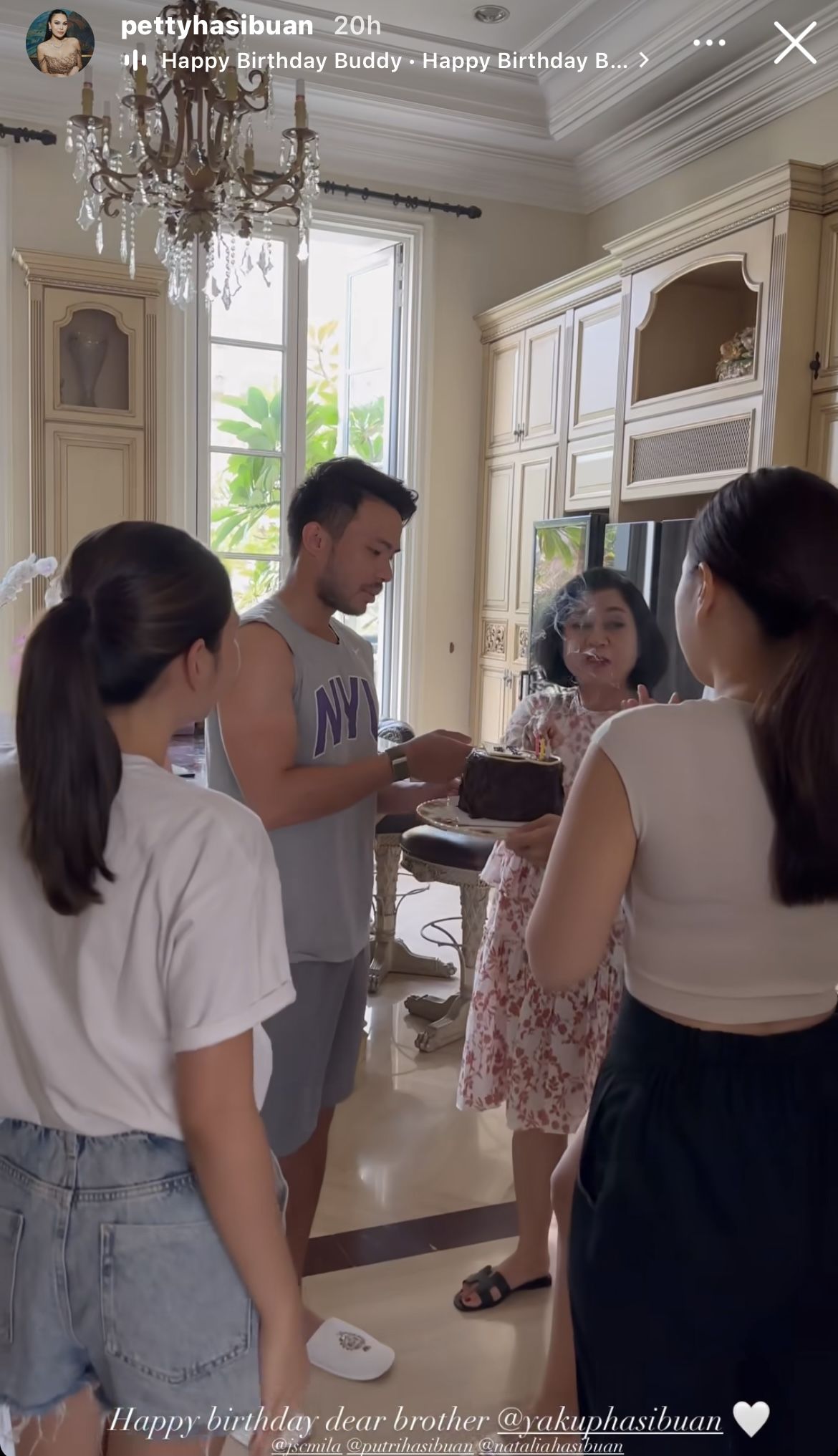 Potret Jessica Mila bersama mertua dan kakak ipar saat memberikan kejutan ulang tahun untuk ...