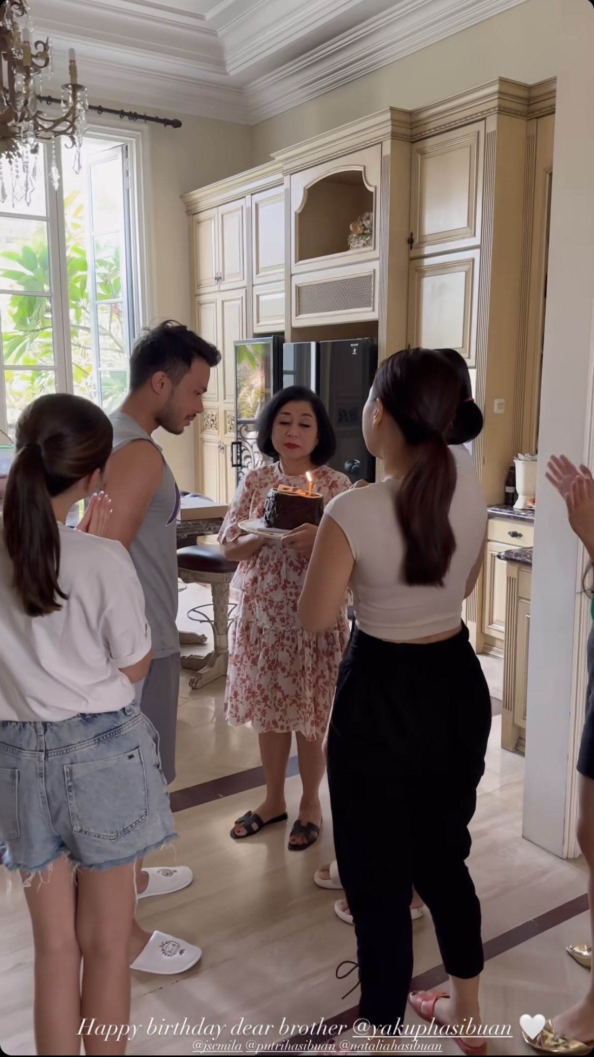 Potret Jessica Mila bersama mertua dan kakak ipar saat memberikan kejutan ulang tahun untuk ...